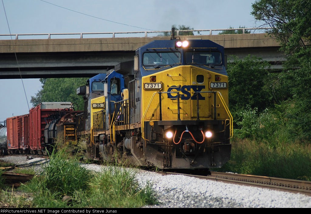 CSX 7371,8419,35 Q525 works the south end of Memphis Junction